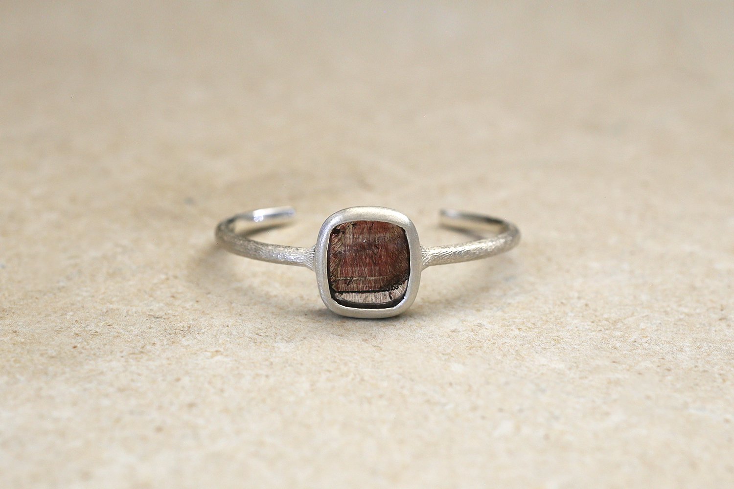 Coat ゲーサイトインクォーツバングル– Ryui