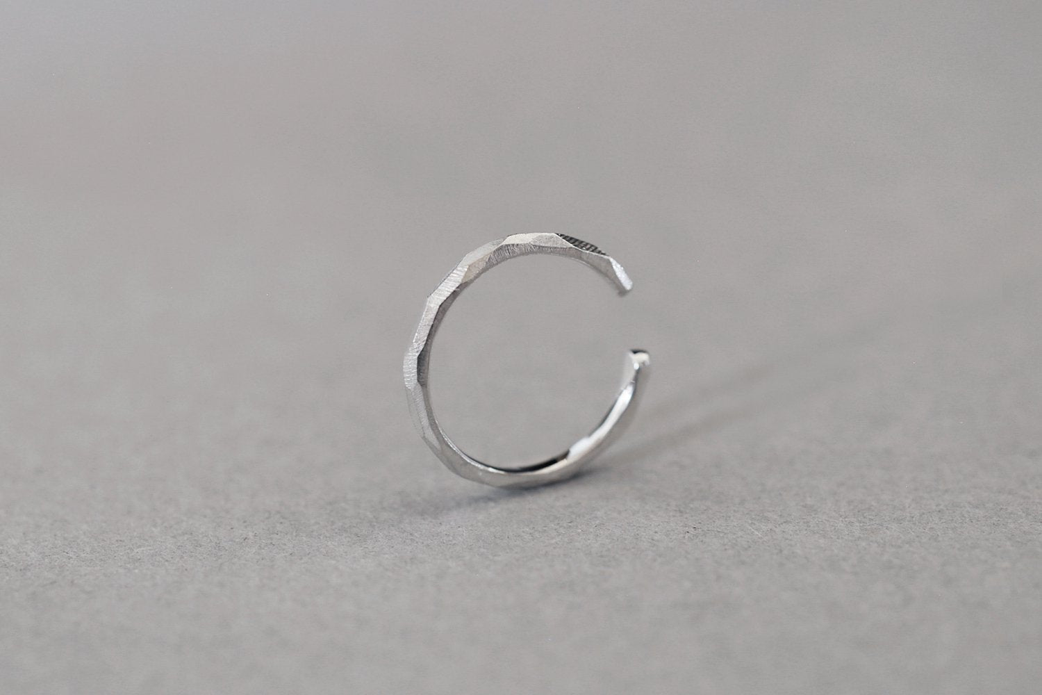 Rough cut イヤーカフ / シルバー – Ryui