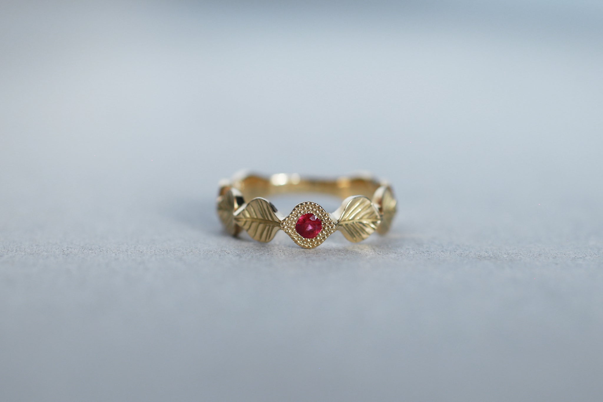 [7月誕生石] Leaf milgrain ルビーリング – Ryui